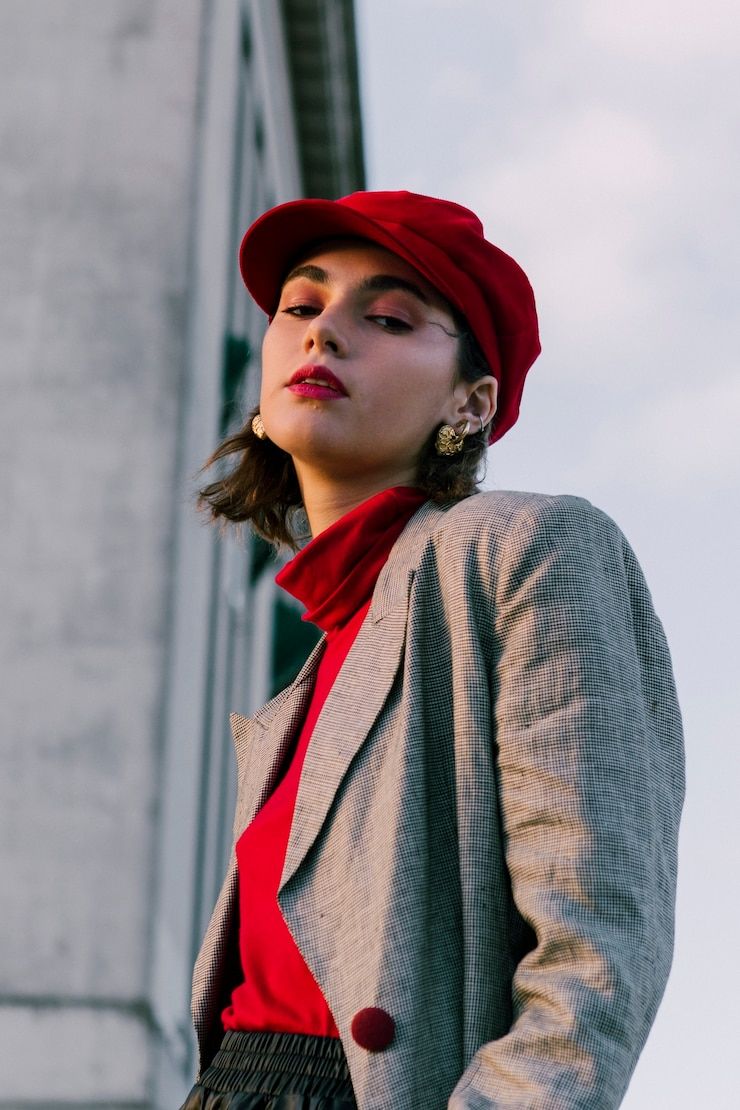 5 Cara Mix and Match Baju Merah Biar Stand Out tapi Gak Lebay