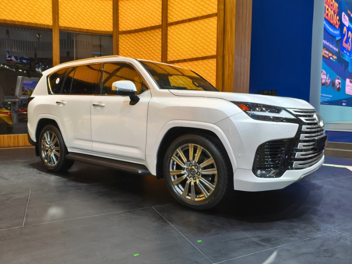Lexus Pamer 2 Mobil Flagship LX 700h dan LC 500h di GIIAS 2025