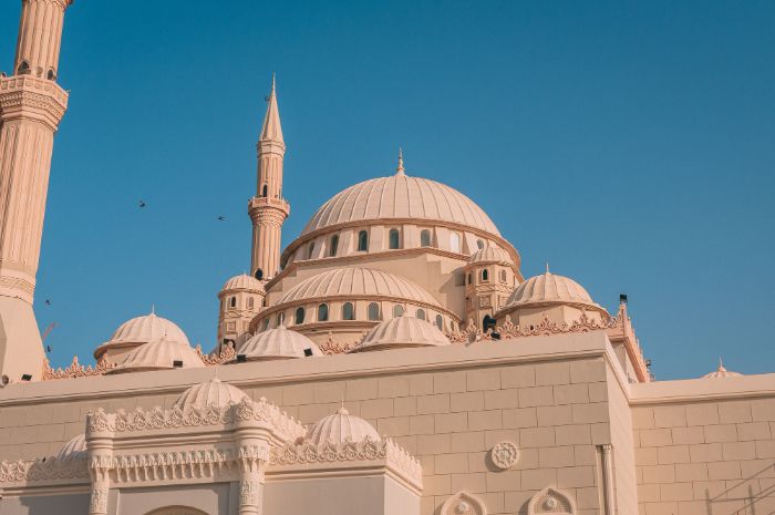 12 Contoh Puisi Religi Islami Singkat Pendek, 3 dan 4 Bait!
