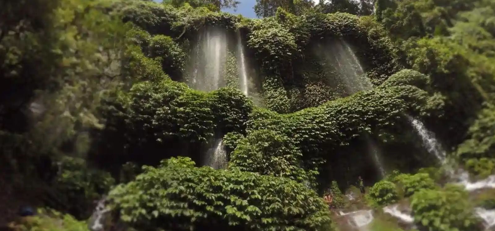 Keindahan Benang Kelambu, Air Terjun Unik dengan Pesona Tirai Alam di ...