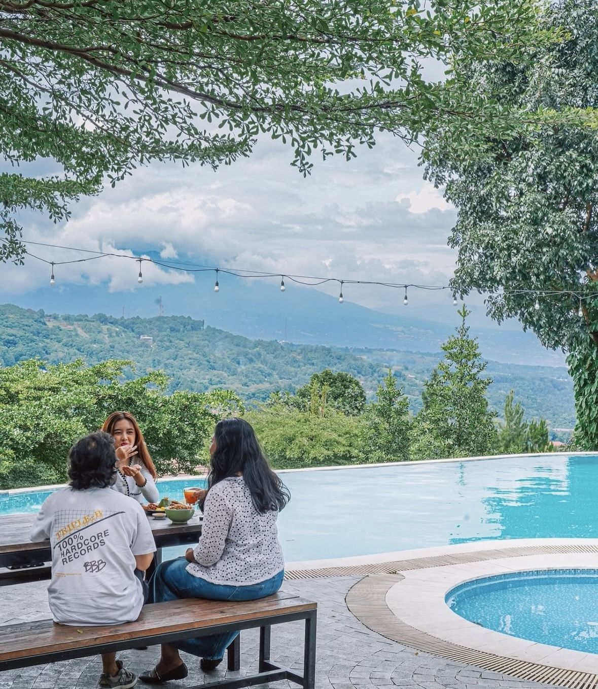 Richie Garden, Tempat Ngopi Tersyahdu di Sentul Bisa Ngawasin Anak Main ...