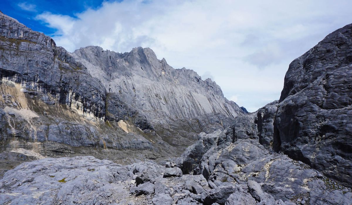 7 Gunung dengan Medan Tersulit di Indonesia yang Cocok untuk Pendaki ...
