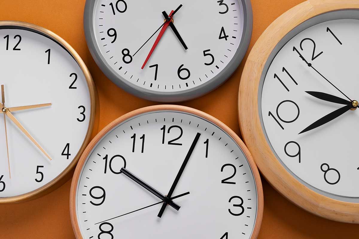 Cara Membaca Jam dalam Bahasa Inggris: British vs American Style