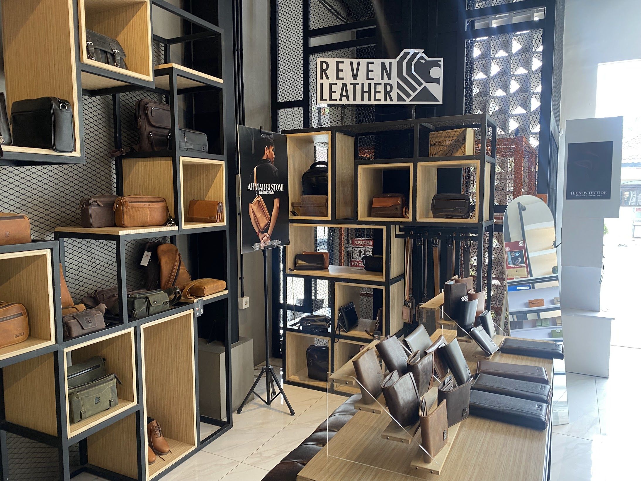 Reven Leather: Inovasi dan Pemberdayaan Pengrajin Lokal dari Kabupaten ...