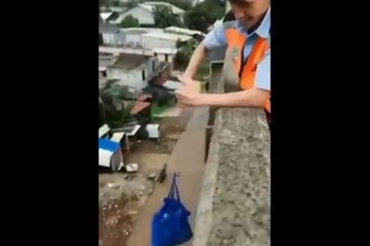Uniknya Petugas Gerbang Tol di Jaktim Beli Takjil, Pakai Kode "Mancing ...