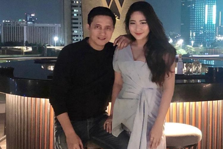 4 Gaya Cantik Cica Andjani Istri Ricky Subagja Beda Umur 26 Tahun