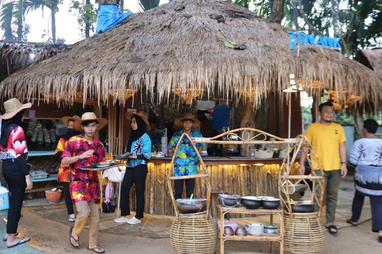 Melirik Tenank Cafe di Medan Johor, Kafe Ala Pantai Bali Kawula Muda ...