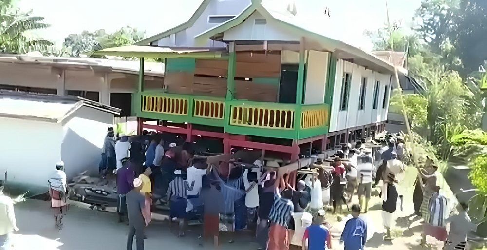 Mengenal Marakka Bola, Tradisi Unik Pindah Rumah Masyarakat Suku Bugis