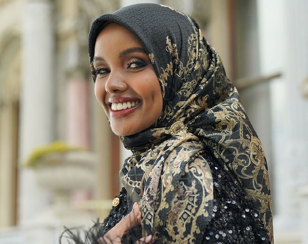 Halima Aden Gemparkan Sobat Ughtea Pakai Hijab Sultan Buatan Indonesia