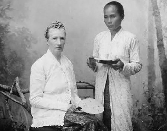 Pengaruh Budaya Indis dalam Busana Hindia Belanda, Perpaduan Kebaya dan ...
