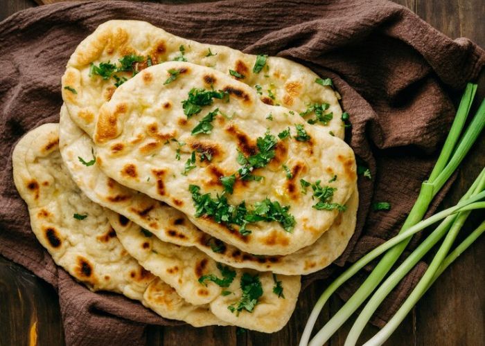 Mengenal Naan, Roti Pipih Asal India Berusia Ratusan Tahun dengan Saus ...
