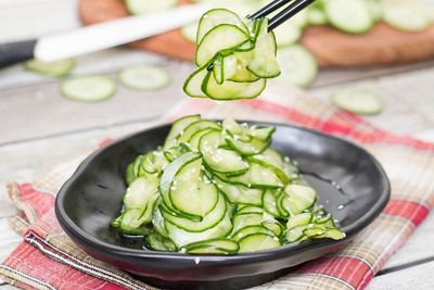 Membuat Salad Timun Ala Orang Korea