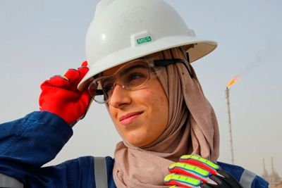 Inspiratif! 2 Wanita Irak Ini Pilih Berkarier di Pengeboran Minyak ...