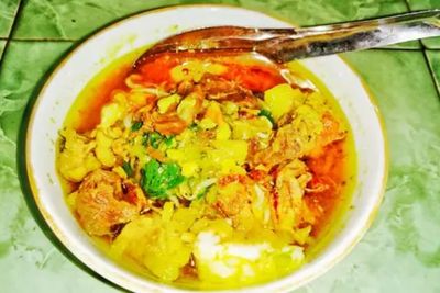 Resep Membuat Soto Daging dan Jeroan Sapi Kuah Kuning Bening