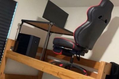 Set Up Gaming di Luar Nalar! Cocok Buat Gamers yang Punya Ruangan Sempit
