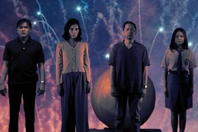 Rilis Poster dan Trailer Film Kembang Api, Falcon Pictures Kampanyekan ...
