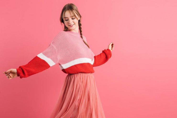 5 Cara Mix and Match Baju Merah Biar Stand Out tapi Gak Lebay