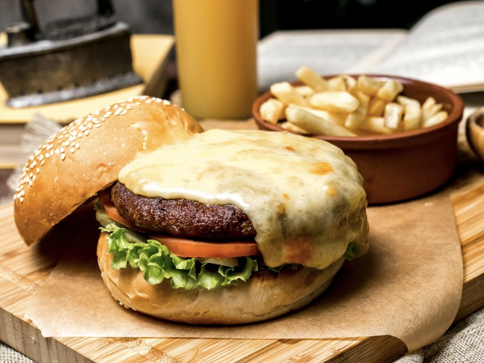 17 Ide Nama Usaha Burger Keju yang Unik dan Bikin Ngiler