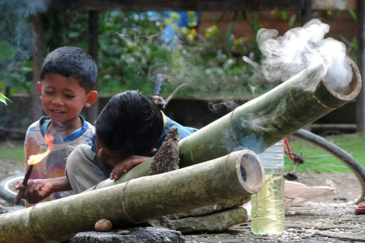 Meriam Buluh, Permainan Tradisional di Hari Besar