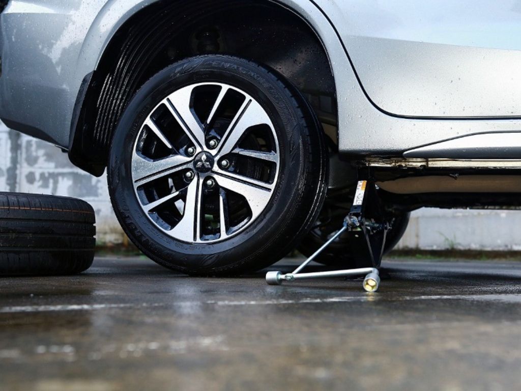 Ban Mobil Habis Sebelah? Ini 5 Penyebab yang Harus Kamu Pahami dan ...