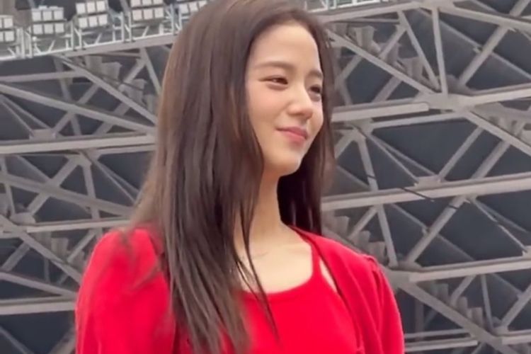 BLACKPINK Konser di Jakarta, Jisoo Tampil Hot dengan Balutan Tank Top ...