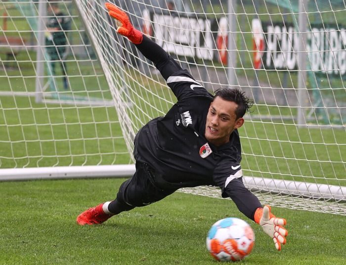 Jadi Momok Bagi Penyerang Lawan, Ini 9 Kiper Tertinggi Dunia Dalam ...